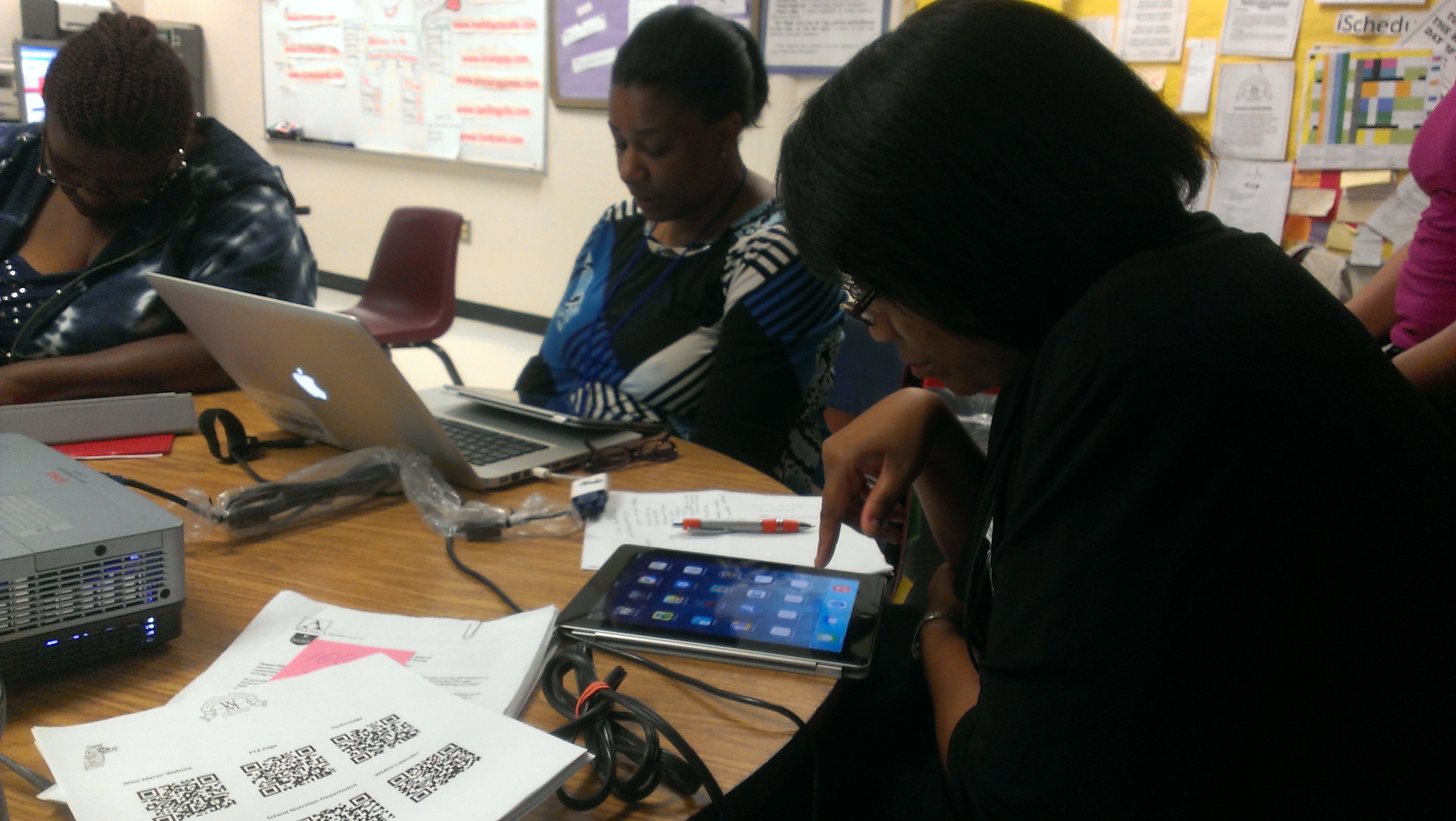 Parents learn, explore technology at West Manor’s Tech Workshops – APS ...